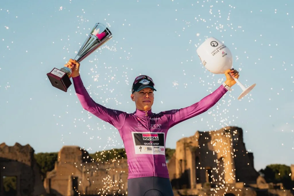Giro 2026 - Paul Magnier remporte le maillot cyclamen - TotalVelo