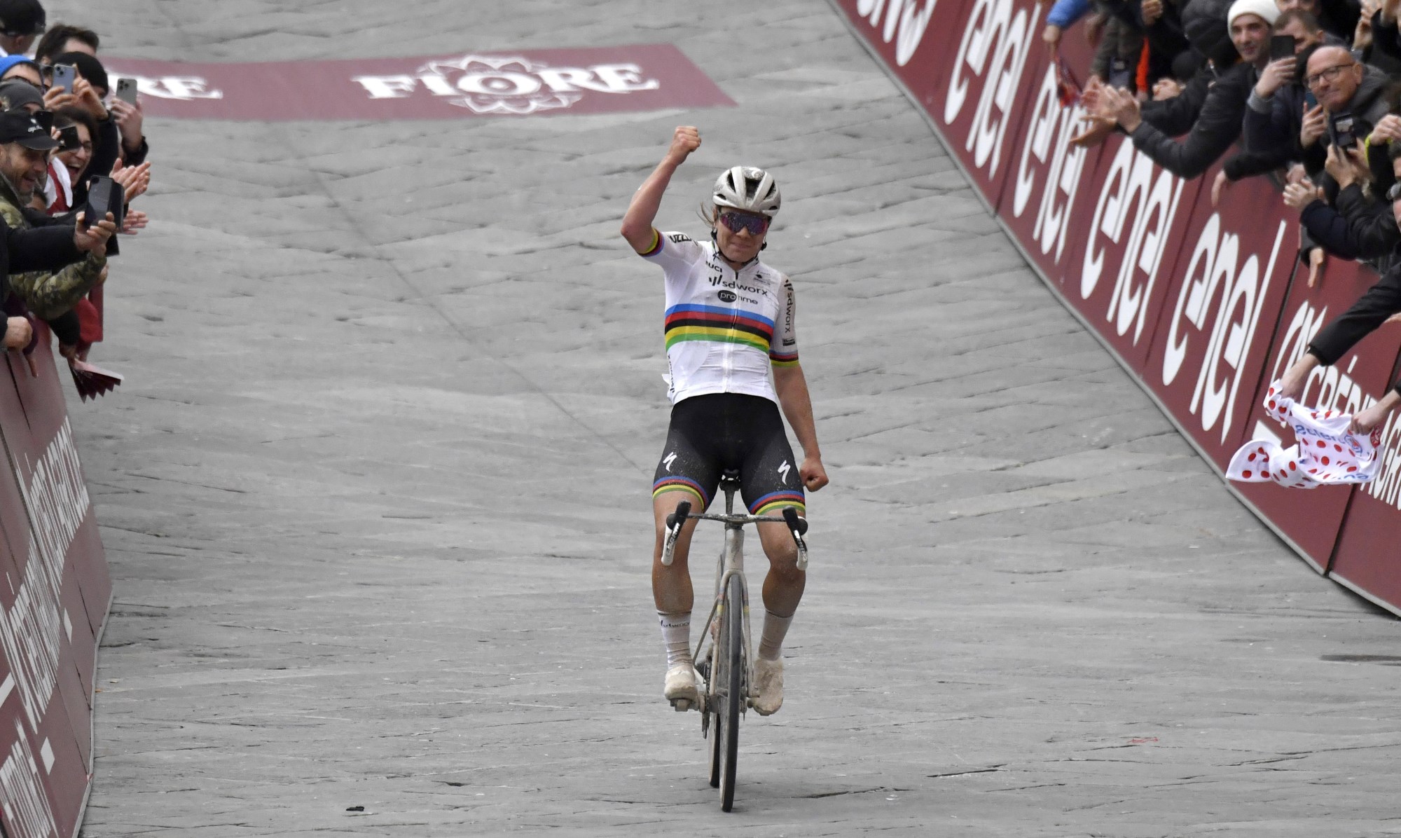 Strade Bianche 2024 - Lotte Kopecky triomphe sur la Piazza del Campo ...