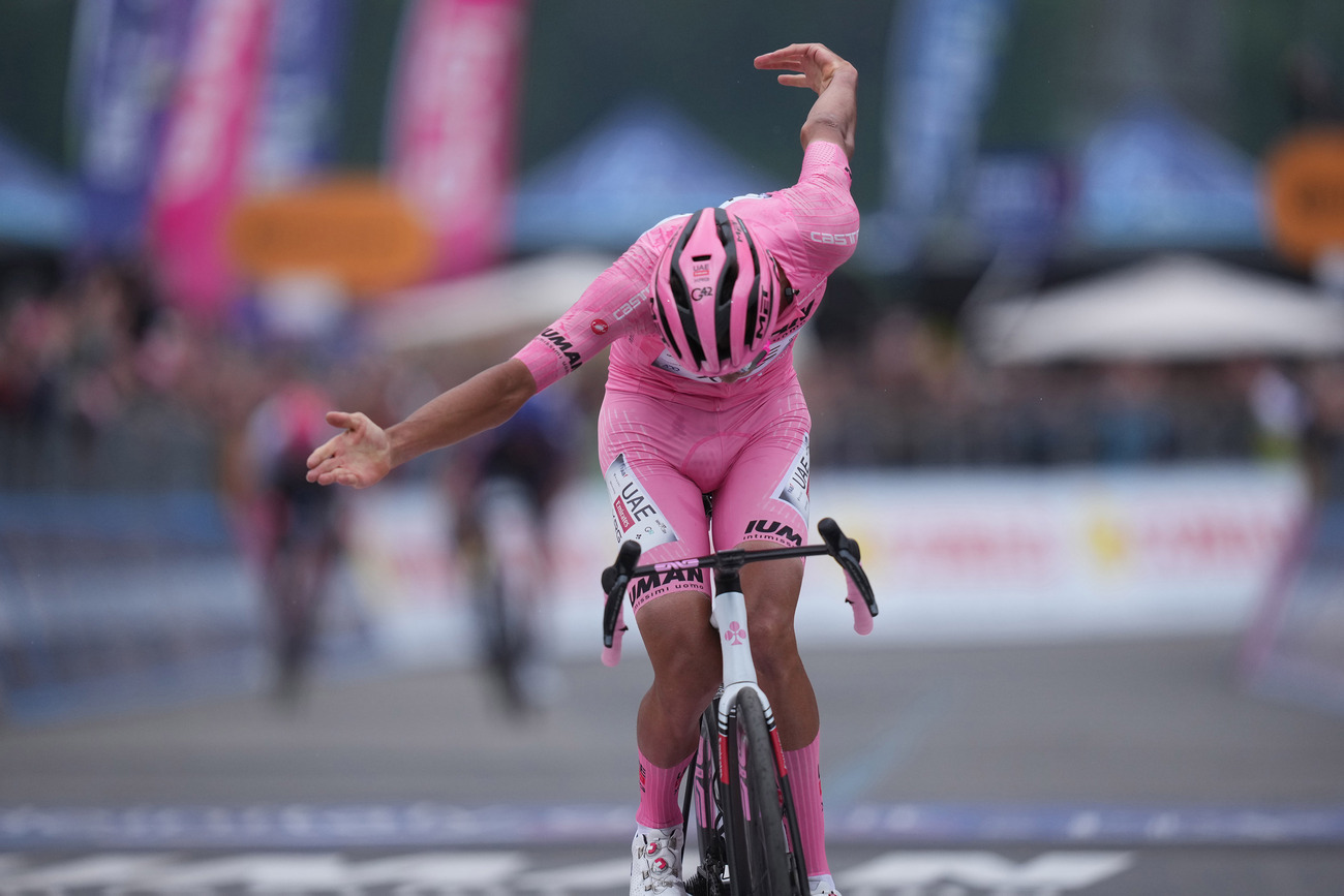 Giro 2025 - Isaac Del Toro remporte la 17e étape en patron - TotalVelo
